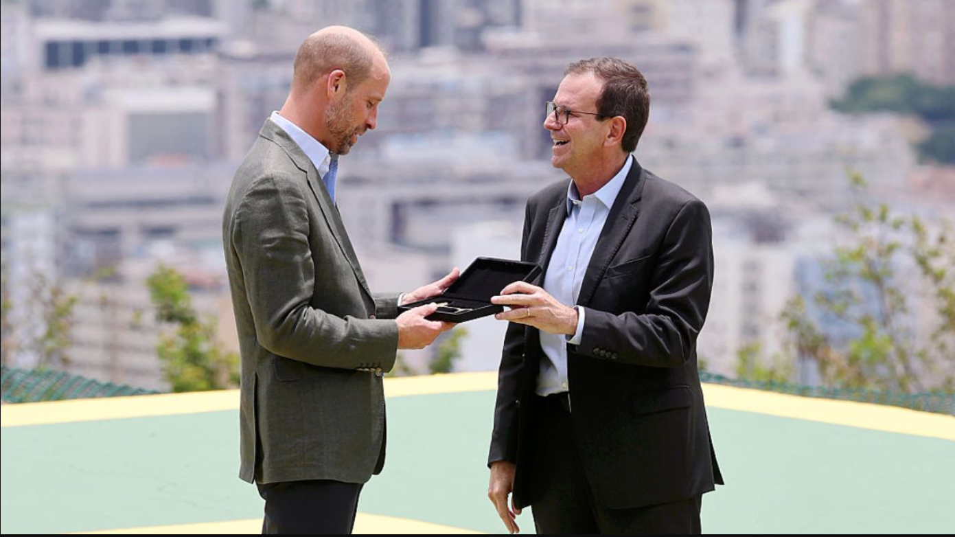 Príncipe William recebe chaves do Rio das mãos de Eduardo Paes e se ...